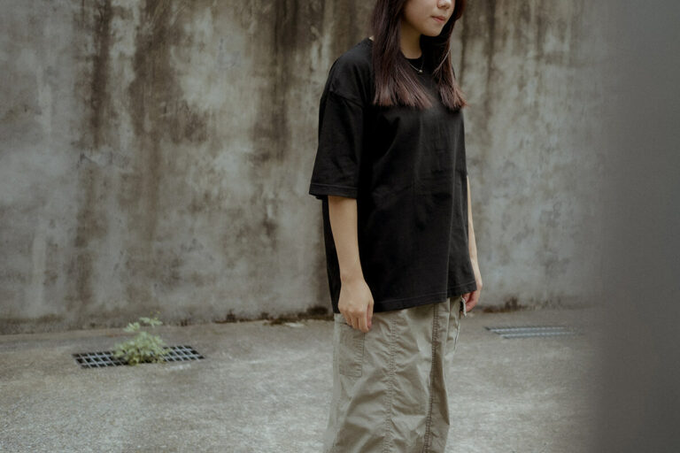 不關我的事 – 寬版落肩 | 瑞秋廖 Rachel Liao Illustration x ViewFinder 中性聯名服飾 & 圖像授權周邊